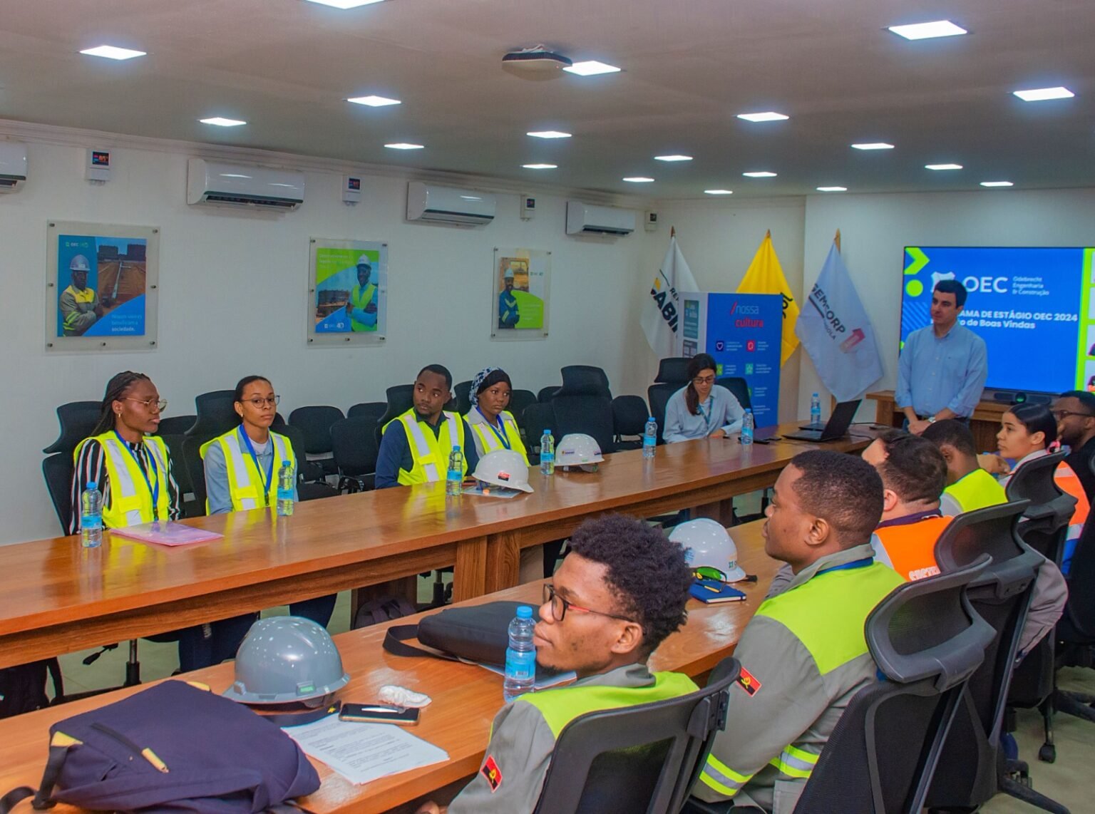 OEC contrata estagiários para diversas áreas - Diário dos Negócios